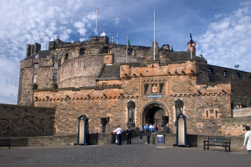Edinburgh Castle: Guided Walking Tour with Entry Ticket - The Benefits of Guided Walking Tours