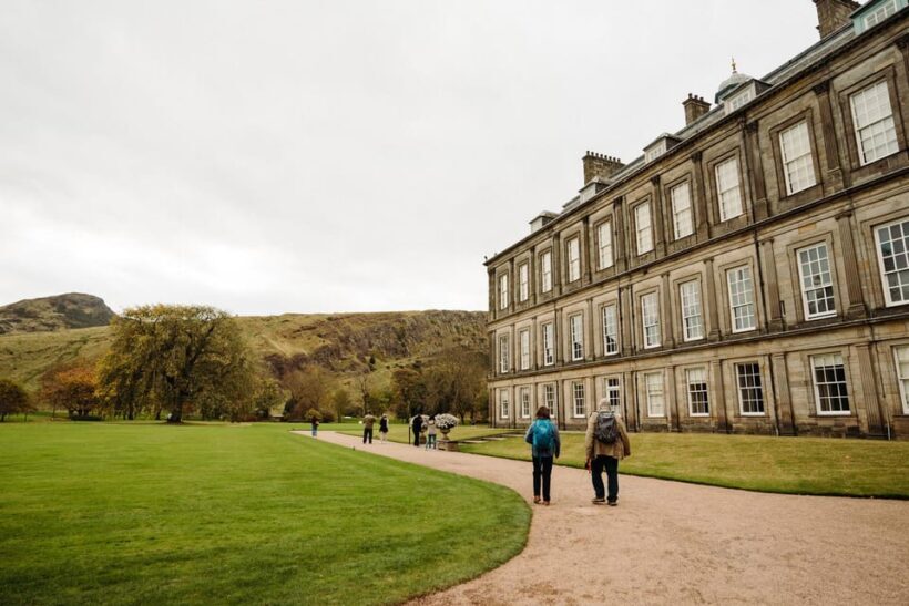 Edinburgh Castle: VIP Early Access & Royal Mile & Holyrood - Starting Point and Timing