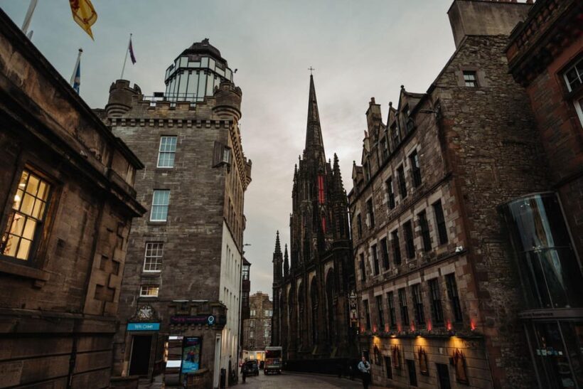 Edinburgh Castle: VIP Early Access & Royal Mile & Holyrood - Authenticity and Value