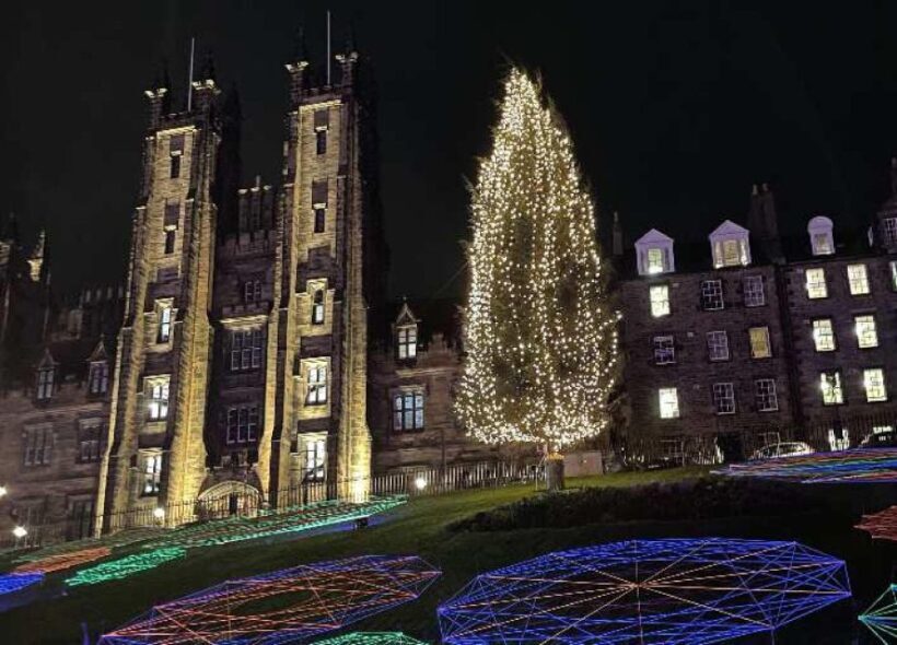 Edinburgh: Christmas Walking Tour with Gingerbread Treat - Exploring Edinburgh’s Christmas: What You Can Expect