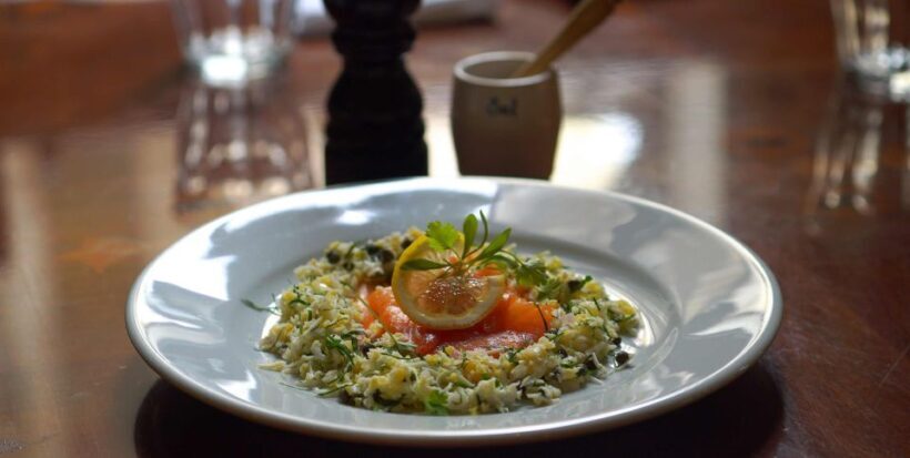 Edinburgh Food & Drink Tour with Eat Walk Tours - Guide and Group Dynamics