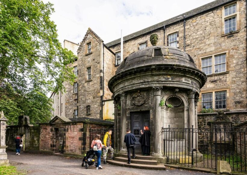 Edinburgh: Haunted Underground Vaults and Graveyard Tour - The Guides: Why They Make a Difference