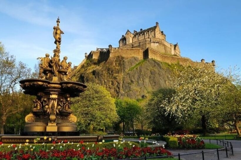 Edinburgh: Must-See Attractions Guided Walking Tour - A Step into Edinburgh’s Historic Streets