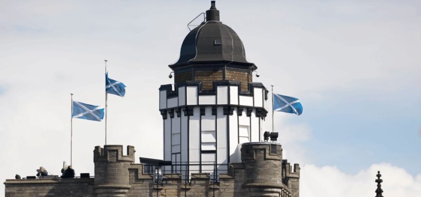 Edinburgh: Old Town Walking Tour with an APP - Key Points