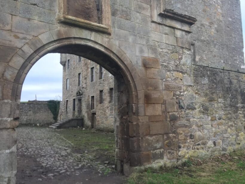 Edinburgh: Private Outlander, Palaces & Jacobites Experience - Linlithgow Palace