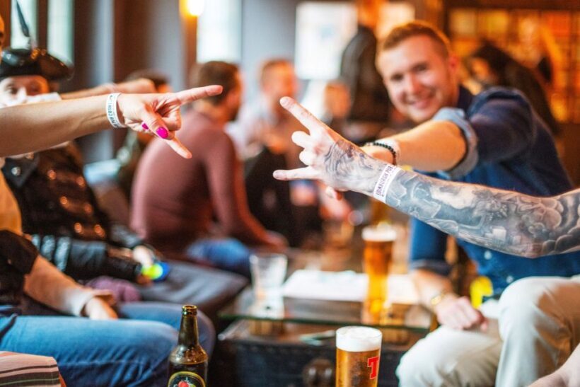 Edinburgh: Pub Crawl 7 Bars with 6 Shots - Meeting New People and Social Atmosphere