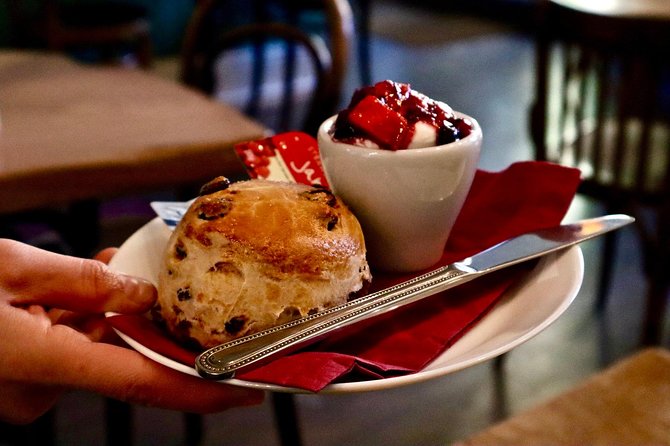 Edinburgh Walking Food Tour With Secret Food Tours - The Experience: What to Expect
