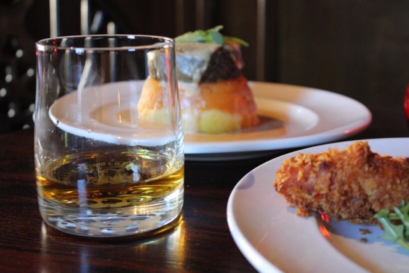 Edinburgh: Whisky Flight in one of the oldest pubs - The Value of the Experience