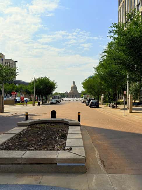 Edmonton: 3-Hour City Highlights Walking Tour With Guide - What to Expect on This Edmonton Tour