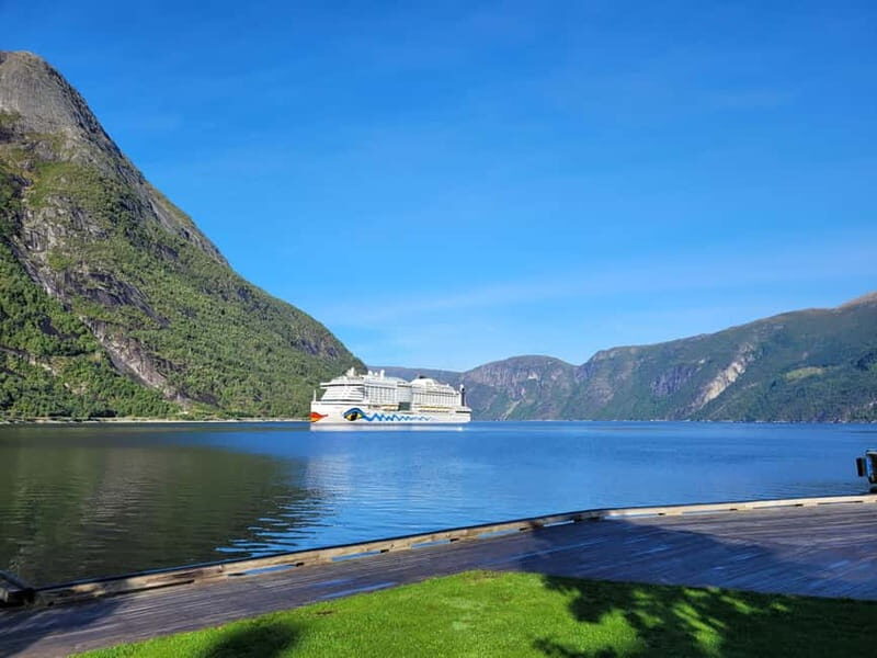 Eidfjord: Vøringsfossen Waterfalls Round-Trip Shuttle - Key Points