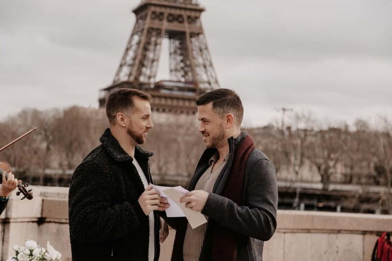 Eiffel Tower Proposal lgbtqia+ / 1h Photographer - Key Points