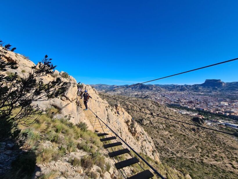 Elda: Ferrata Bolón, tirolina récord. - Key Points