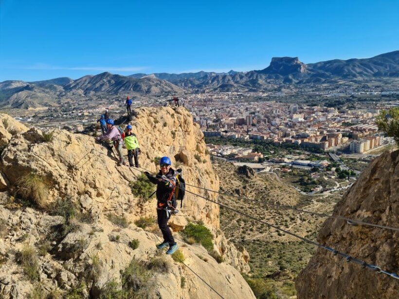 Elda: Ferrata Bolón, tirolina récord. - FAQ
