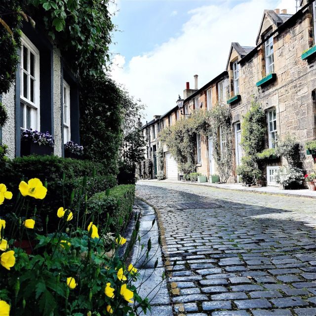 Enchanting Edinburgh: Half-Day Walking Tour with Local Guide - An In-Depth Look at the Edinburgh Experience