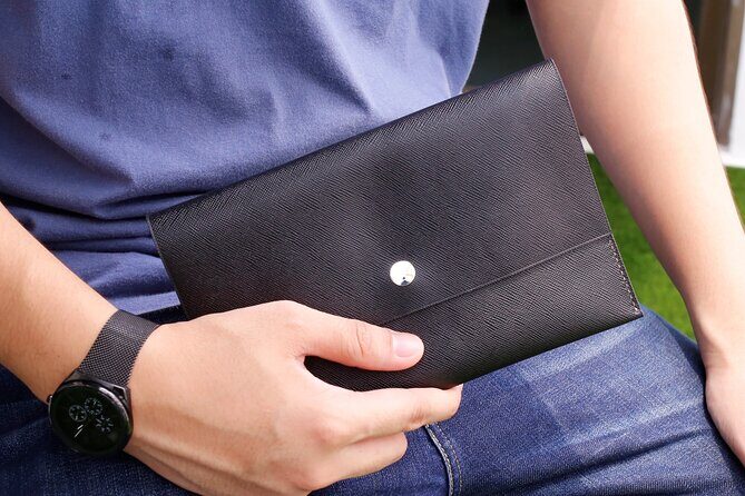 Enjoy & Learn - Making a Custom Clutch Bag in Leather Studio - Authenticity and Value