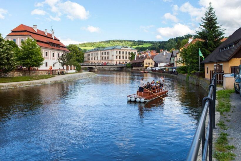 eský Krumlov: Wooden Raft River Cruise - The Charm of a Wooden Raft on the Vltava