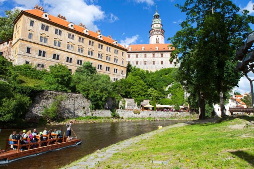 eský Krumlov: Wooden Raft River Cruise - Summary of the Experience