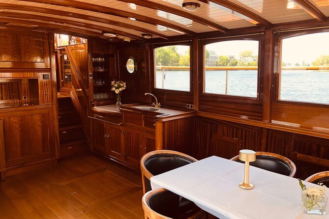 Evening Aperitif Tour Aboard the Motor Yacht Fitzgerald - Insights Into the Tours Atmosphere and Setting