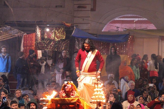 Evening Arti Ceremony - The light performance on the Bank of Ganges in Varanasi - The Value of the Guided Experience