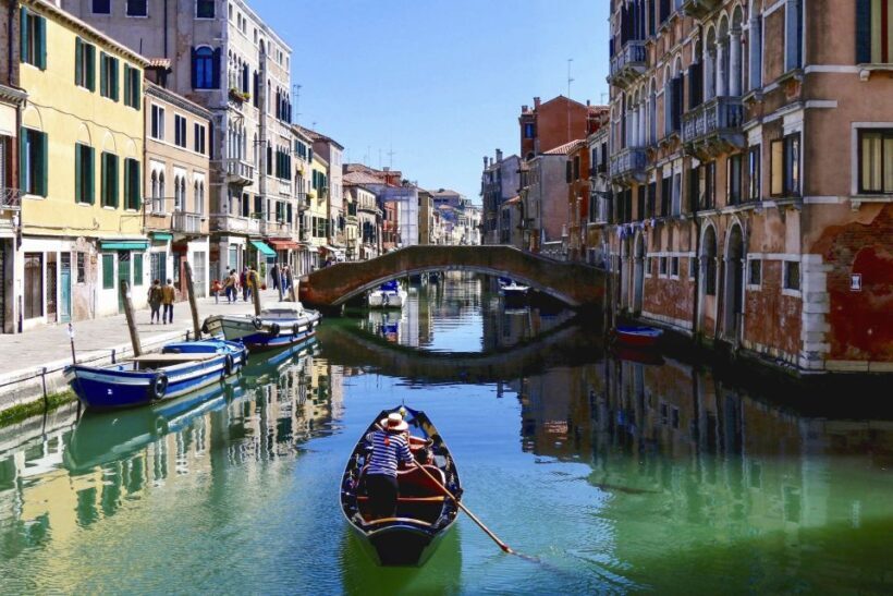 Evening Walking Tour with optional motorboat Ride - The Sum Up