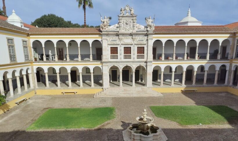 Évora Private Walking Tour - Largo da Porta de Moura