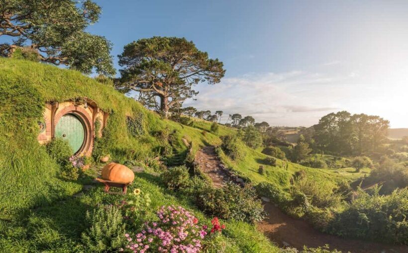 Ex Auckland: Hobbiton & Rotorua Mori Village w Hangi Lunch - From Auckland to Rotorua: The Scenic Journey Begins