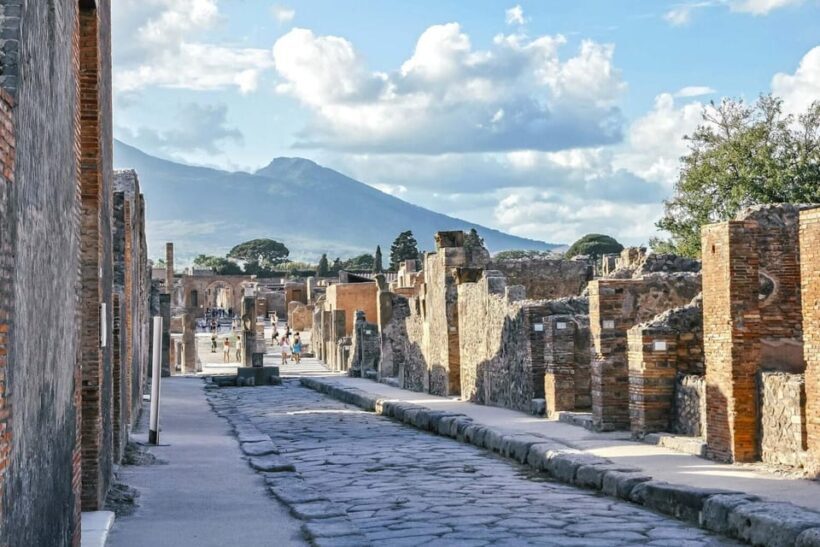 Excavations of Pompeii + Free stop in Naples - Key Points