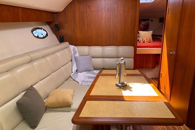 Exceptional whale watching in a Tahiti Yacht - Analyzing the Value
