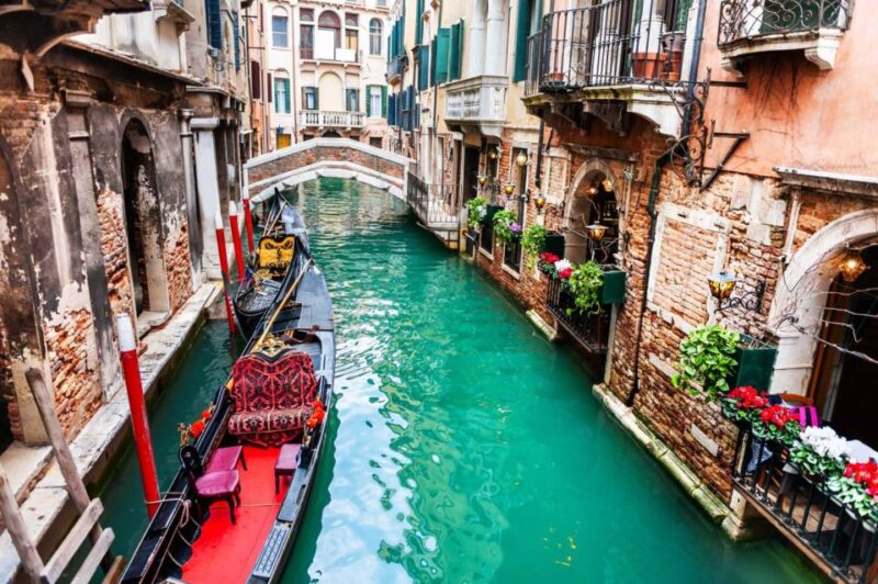Exclusive Gondola Ride with Guided Old Town Tour - The Itinerary: What to Expect