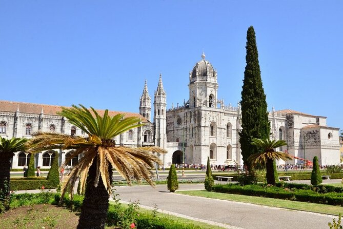 Experience Historical Lisbon City Tour with Live Guide - Transportation and Group Dynamics