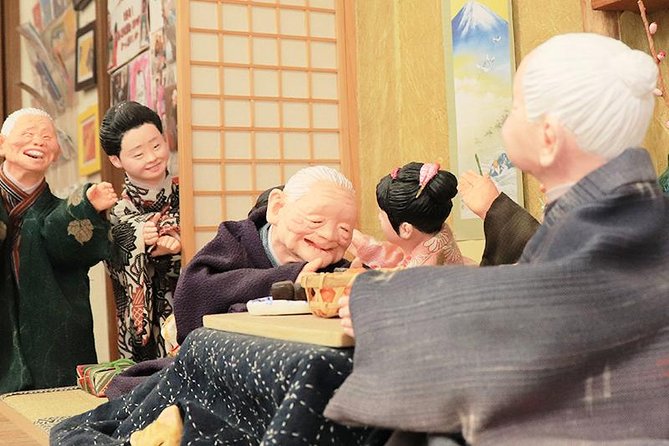 Experience Old Local Tokyo & Traditional Food in Yanaka Ginza - Exploring the Vibrant Red Torii Gates of the Shrine