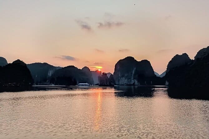 Experience the Best Lan Ha Bay Sunset Tour from Cat Ba Island - An Authentic Look at the Itinerary