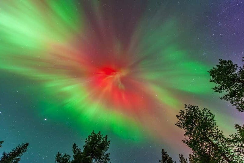 Experience the majestic Auroras Kiruna-Abisko & lodge dinner - A Close Look at the Experience