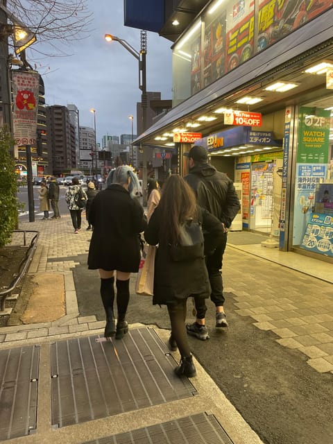 Expert Anime Guide in Akihabara With a Maid Witch - Key Points