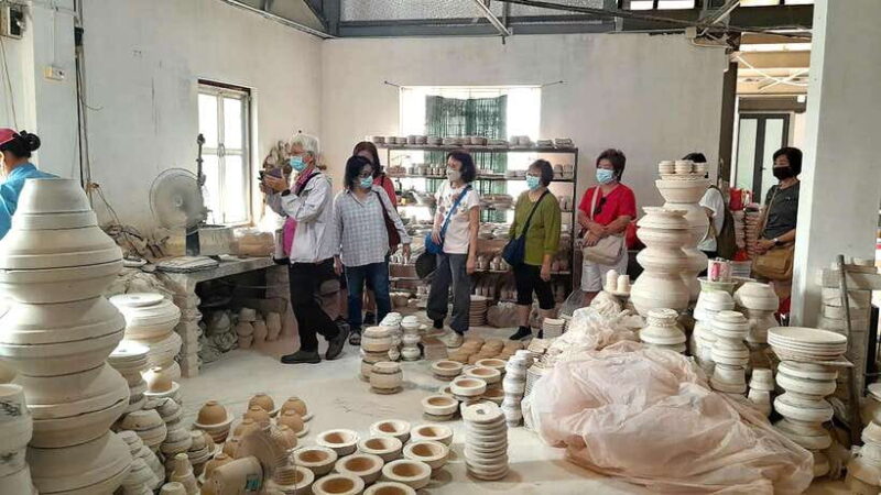 Explore Bat trang village & Ceramics factories / local guide - Detailed Itinerary Breakdown