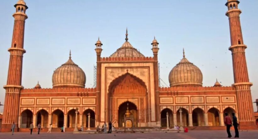 Explore Chandni Chowk: Old Delhi Private Tuk Tuk & Food Tour - Visiting the Red Fort and Other Landmarks