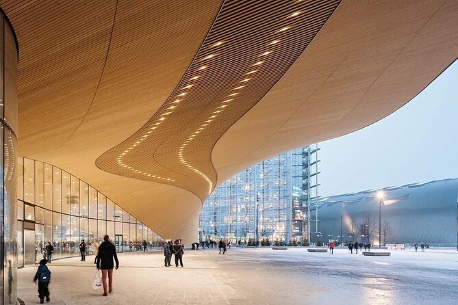 Explore Helsinki in Portuguese with a PRIVATE guide - Aleksanterinkatu and Rautatientori: Walking Through the City