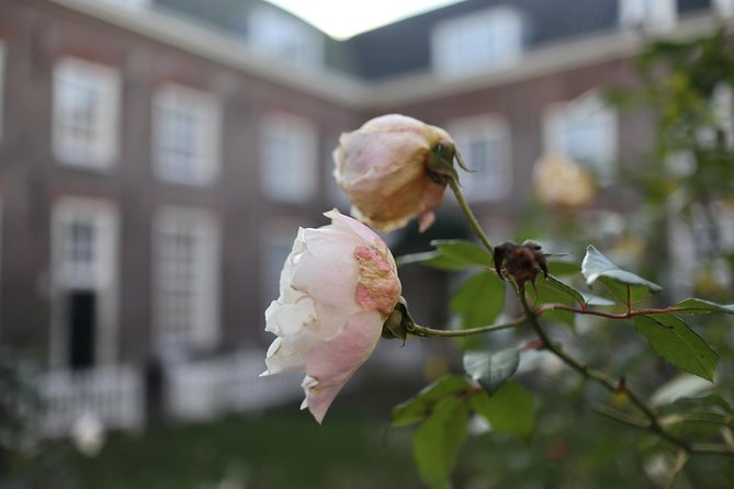 Explore Hidden Streets With Friends - Finding Unique Souvenirs at the Antique Market