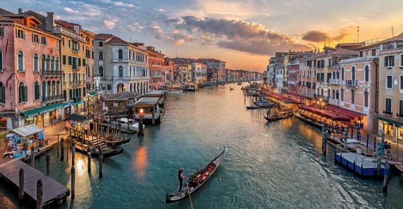 Explore Rialto, Bovolo & More: Walk & Gondola Ride - An In-Depth Look at the Tour