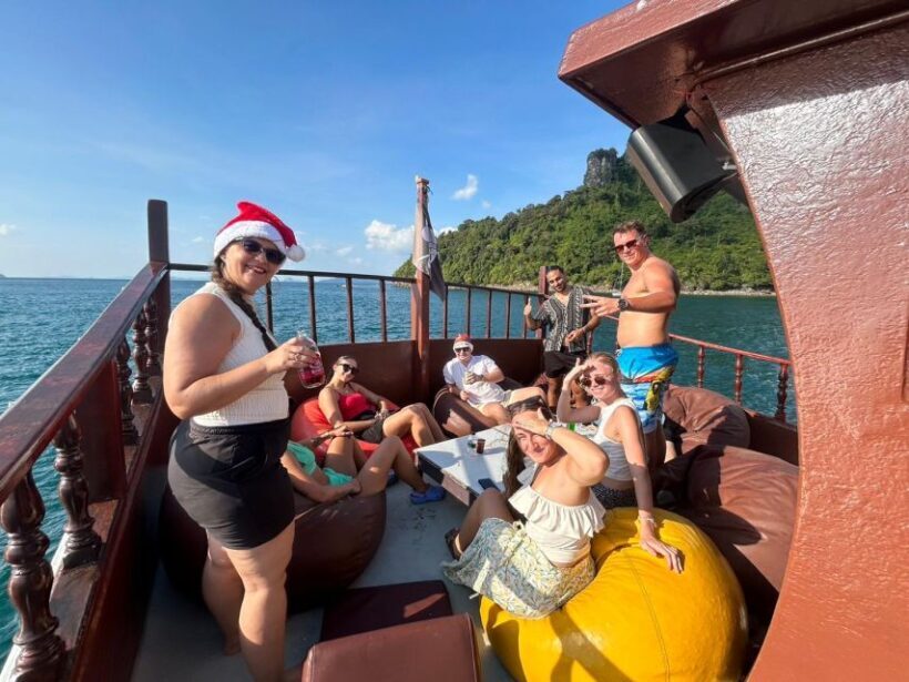 Explore the bay of Krabi on a traditional Chinese sailboat - Setting Sail in the Heart of Krabi