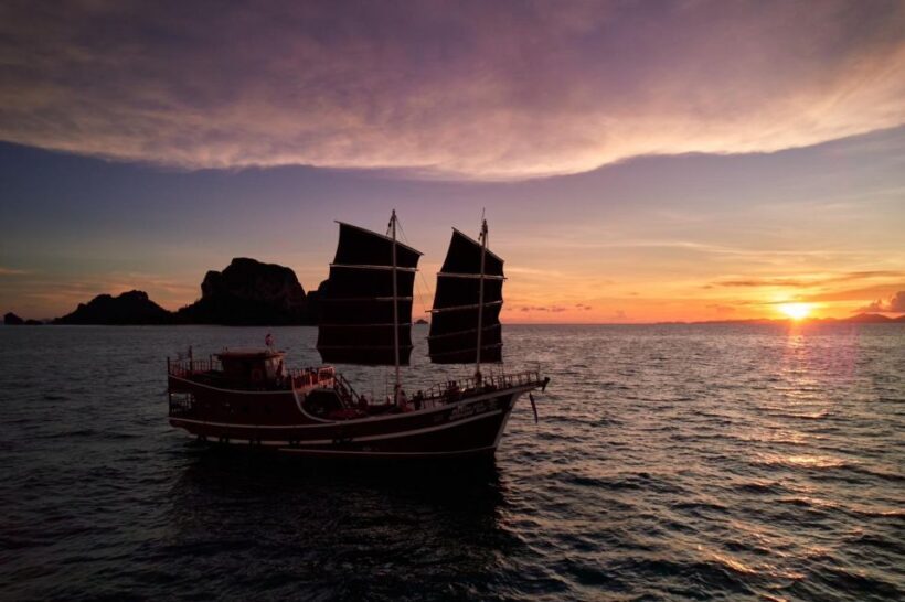 Explore the bay of Krabi on a traditional Chinese sailboat - Bioluminescent Night Swim and Return Journey