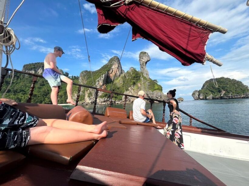 Explore the bay of Krabi on a traditional Chinese sailboat - The Real Value of the Tour
