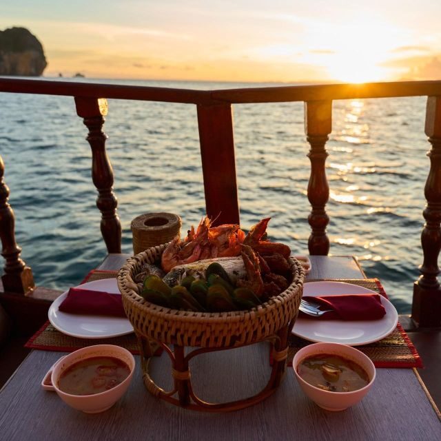 Explore the bay of Krabi on a traditional Chinese sailboat - The Sum Up