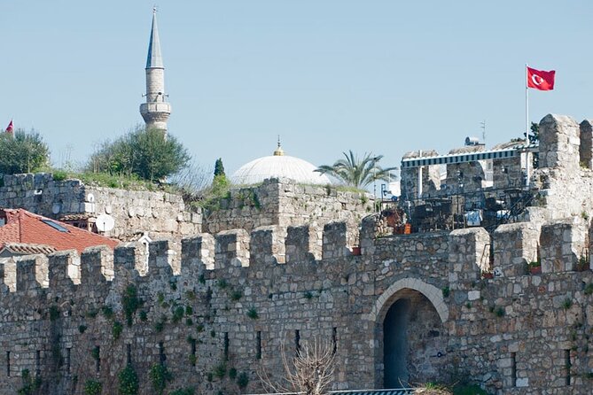 Explore The Old Town With Local Taste - Exploring the Iconic Hadrians Gate
