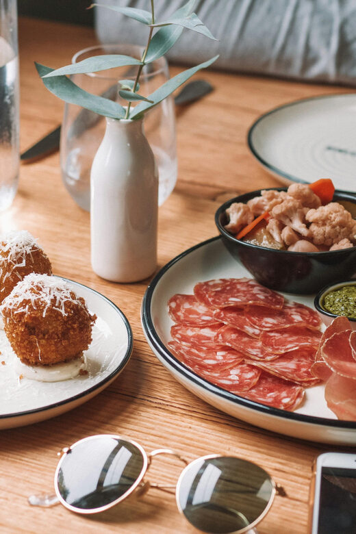 Familly friendly: tailored tapas, giants & Scavenger Hunts! - Key Points