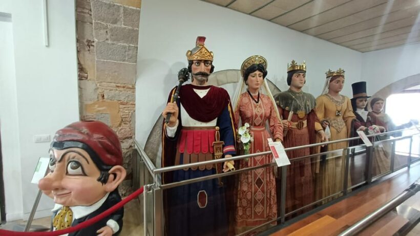 Familly friendly: tailored tapas, giants & Scavenger Hunts! - Exploring the Heart of Barcelona: A Family-Centric Cultural Journey