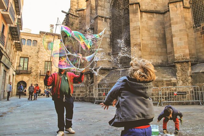 Family Private Tour: Churros, Hot Chocolate & Games in Barcelona - Family-Focused Experience