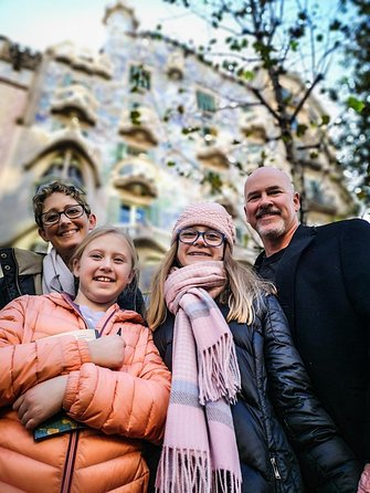 Family Private Tour: Churros, Hot Chocolate & Games in Barcelona - Praise for Knowledgeable Guides