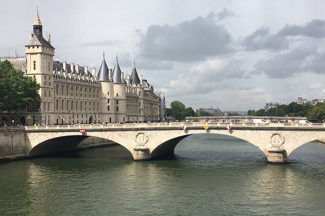 Family Treasure Hunt From the Panthéon to the Louvre - Exploring the Panthéon and Its Treasures