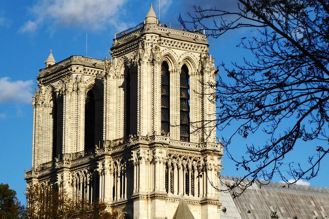 Family Treasure Hunt From the Panthéon to the Louvre - Following the Trail to the Louvre